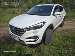 White Hyundai Tucson 2016 in Daugavpils, with an engine capacity of 2.00 L and mileage of 198 thousand km for 13330 €, photo 12 on AUTOMOTO.COM.LV