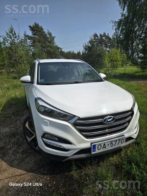 White Hyundai Tucson 2016 in Daugavpils, with an engine capacity of 2.00 L and mileage of 198 thousand km for 13330 €, photo 13 on AUTOMOTO.COM.LV