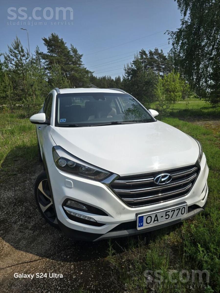 White Hyundai Tucson 2016 in Daugavpils, with an engine capacity of 2.00 L and mileage of 198 thousand km for 13330 €, photo 13 on AUTOMOTO.COM.LV
