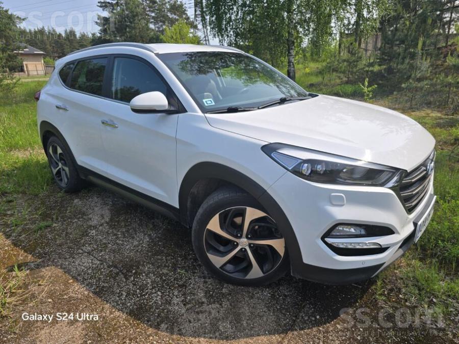 White Hyundai Tucson 2016 in Daugavpils, with an engine capacity of 2.00 L and mileage of 198 thousand km for 13330 €, photo 14 on AUTOMOTO.COM.LV