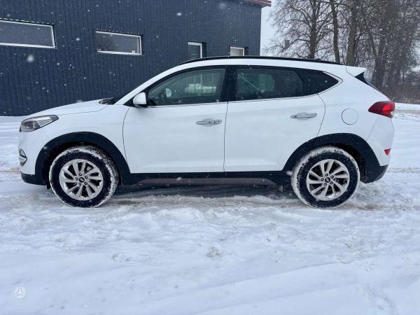 White Hyundai Tucson 2016 in Taurage, with an engine capacity of 1.69 L and mileage of 250 thousand km for 9600 €, photo 4 on AUTOMOTO.COM.LV