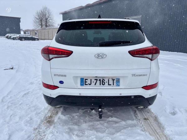 White Hyundai Tucson 2016 in Taurage, with an engine capacity of 1.69 L and mileage of 250 thousand km for 9600 €, photo 8 on AUTOMOTO.COM.LV