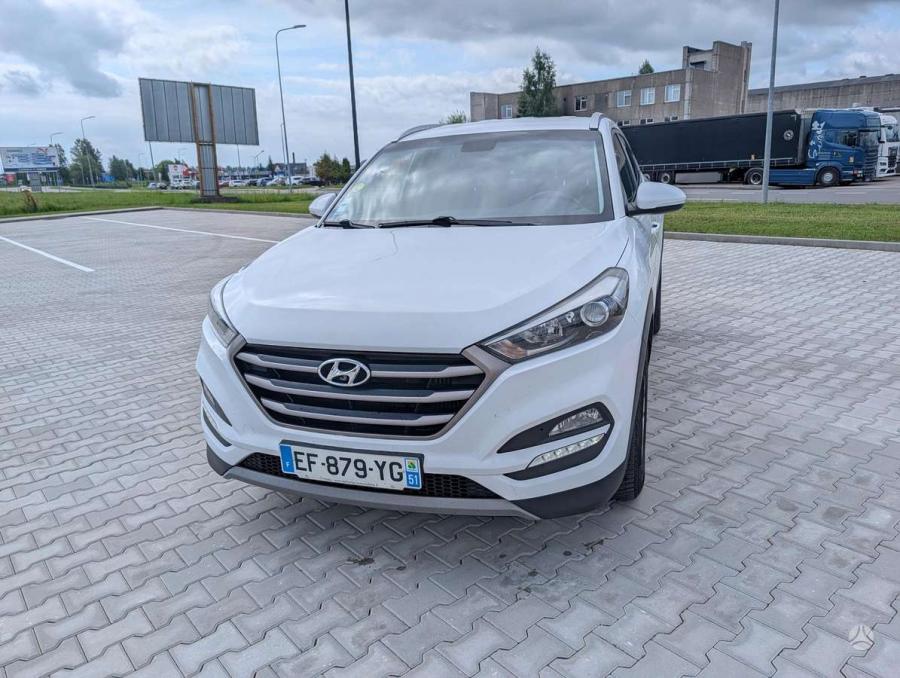 White Hyundai Tucson 2016 in Taurage, with an engine capacity of 1.69 L and mileage of 137 thousand km for 10500 €, photo 3 on AUTOMOTO.COM.LV