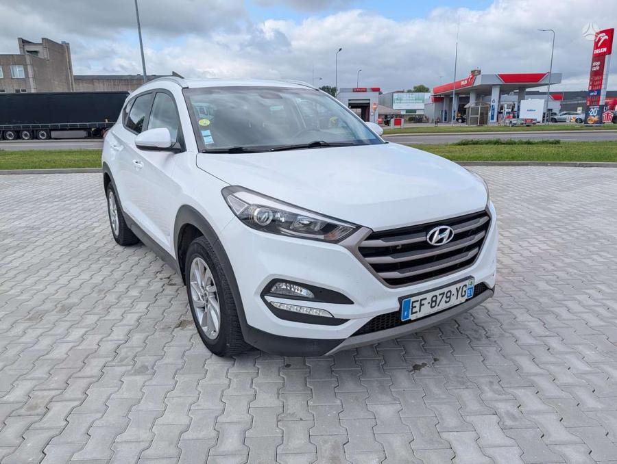 White Hyundai Tucson 2016 in Taurage, with an engine capacity of 1.69 L and mileage of 137 thousand km for 10500 €, photo 4 on AUTOMOTO.COM.LV