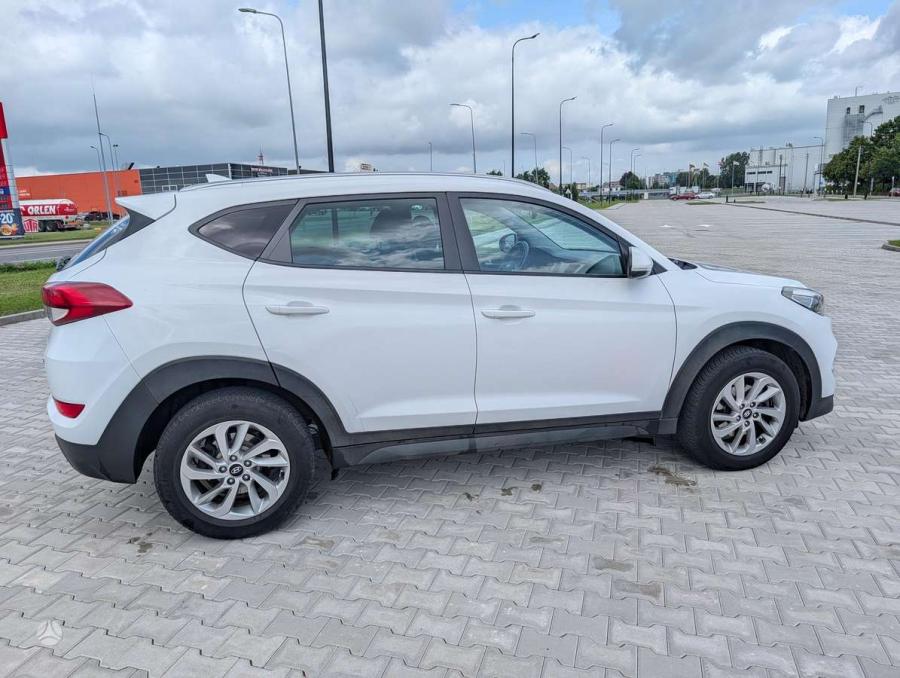 White Hyundai Tucson 2016 in Taurage, with an engine capacity of 1.69 L and mileage of 137 thousand km for 10500 €, photo 6 on AUTOMOTO.COM.LV