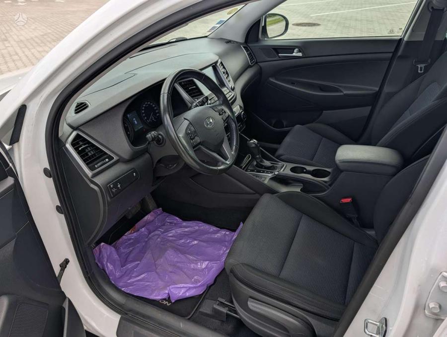 White Hyundai Tucson 2016 in Taurage, with an engine capacity of 1.69 L and mileage of 137 thousand km for 10500 €, photo 12 on AUTOMOTO.COM.LV