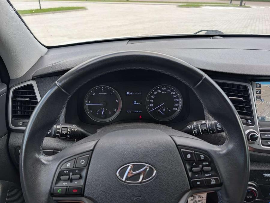 White Hyundai Tucson 2016 in Taurage, with an engine capacity of 1.69 L and mileage of 137 thousand km for 10500 €, photo 13 on AUTOMOTO.COM.LV