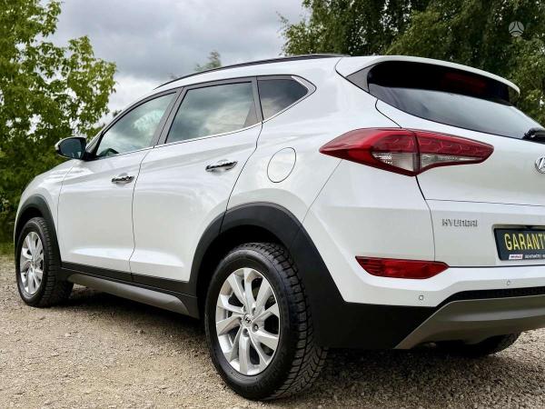 White Hyundai Tucson 2016 in Siauliai, with an engine capacity of 2.00 L and mileage of 179 thousand km for 14999 €, photo 7 on AUTOMOTO.COM.LV