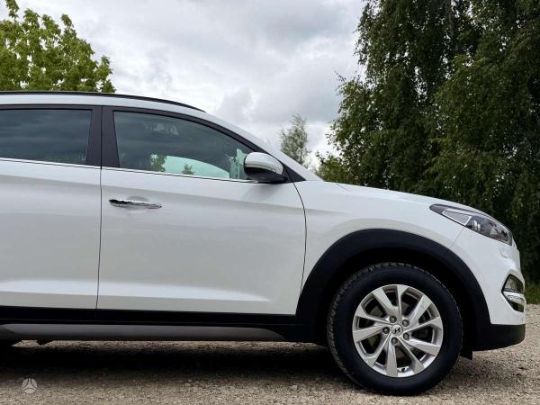 White Hyundai Tucson 2016 in Siauliai, with an engine capacity of 2.00 L and mileage of 179 thousand km for 14999 €, photo 10 on AUTOMOTO.COM.LV