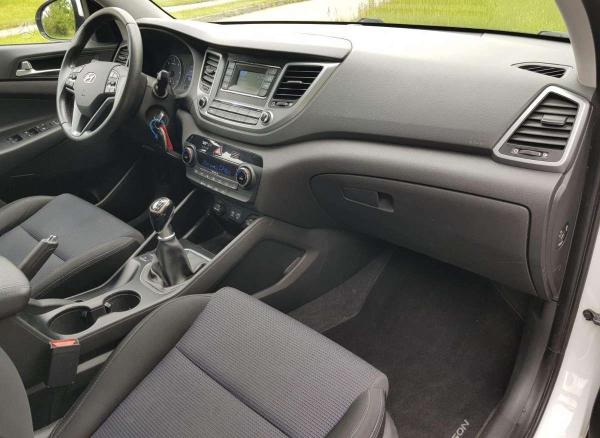 White Hyundai Tucson 2016 in Siauliai, with an engine capacity of 1.69 L and mileage of 300 thousand km for 7900 €, photo 9 on AUTOMOTO.COM.LV
