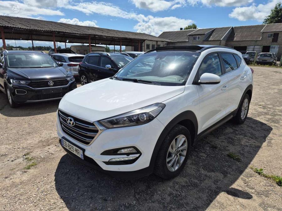 White Hyundai Tucson 2016 in Taurage, with an engine capacity of 2.00 L and mileage of 244 thousand km for 9000 €, photo 1 on AUTOMOTO.COM.LV