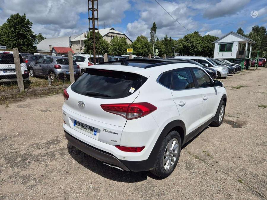 White Hyundai Tucson 2016 in Taurage, with an engine capacity of 2.00 L and mileage of 244 thousand km for 9000 €, photo 4 on AUTOMOTO.COM.LV
