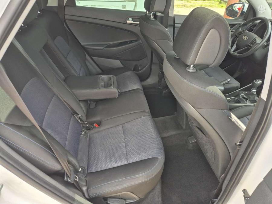 White Hyundai Tucson 2016 in Taurage, with an engine capacity of 2.00 L and mileage of 244 thousand km for 9000 €, photo 13 on AUTOMOTO.COM.LV