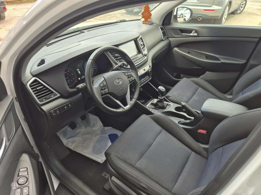 White Hyundai Tucson 2016 in Taurage, with an engine capacity of 2.00 L and mileage of 244 thousand km for 9000 €, photo 15 on AUTOMOTO.COM.LV