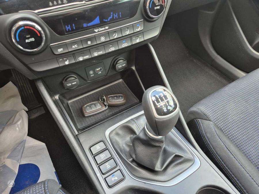 White Hyundai Tucson 2016 in Taurage, with an engine capacity of 2.00 L and mileage of 244 thousand km for 9000 €, photo 17 on AUTOMOTO.COM.LV