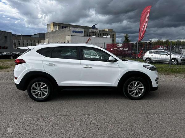 Hyundai Tucson 2016 in Panevezys on AUTOMOTO.COM.LV White Hyundai Tucson 2016 in Panevezys, with an engine capacity of 1.69 L and mileage of 246 thousand km for 8200 ā¬, photo 9 on AUTOMOTO.COM.LV
