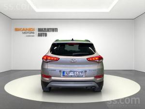 White Hyundai Tucson 2016 in Riga, with an engine capacity of 1.60 L and mileage of 135 thousand km for 15790 €, photo 6 on AUTOMOTO.COM.LV