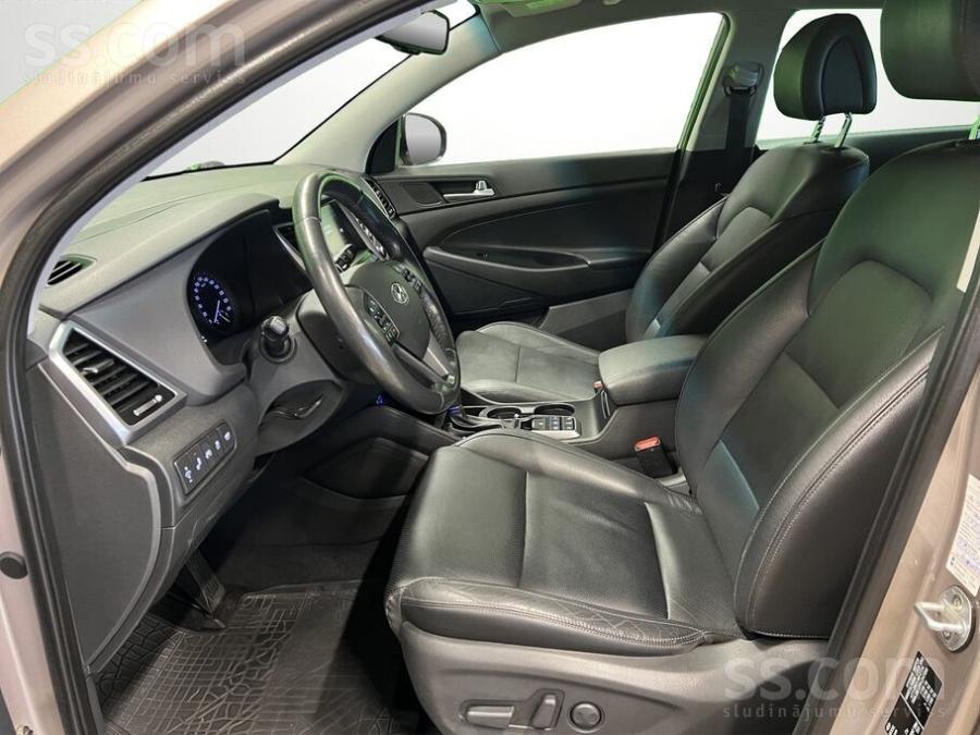 White Hyundai Tucson 2016 in Riga, with an engine capacity of 1.60 L and mileage of 135 thousand km for 15790 €, photo 10 on AUTOMOTO.COM.LV