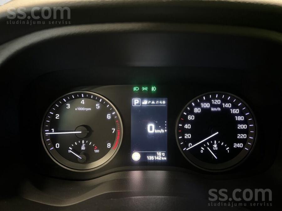 White Hyundai Tucson 2016 in Riga, with an engine capacity of 1.60 L and mileage of 135 thousand km for 15790 €, photo 12 on AUTOMOTO.COM.LV