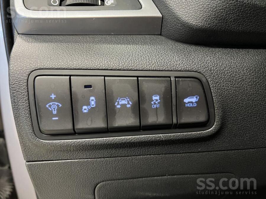 White Hyundai Tucson 2016 in Riga, with an engine capacity of 1.60 L and mileage of 135 thousand km for 15790 €, photo 16 on AUTOMOTO.COM.LV