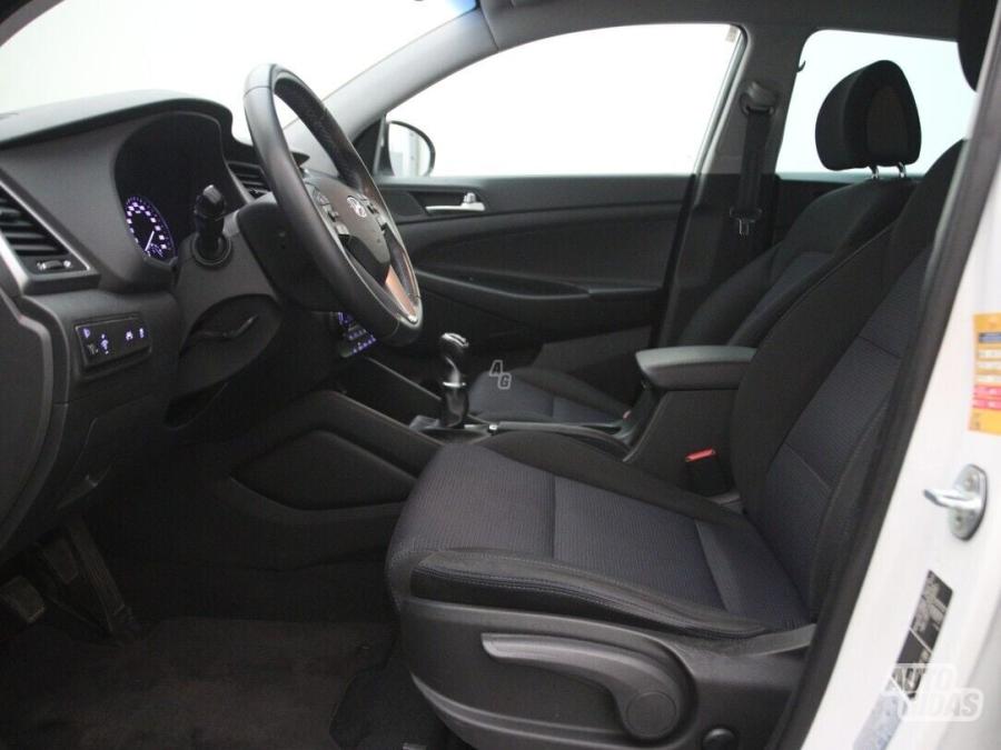 White Hyundai Tucson 2017 in Vilnius, with an engine capacity of 1.60 L and mileage of 135 thousand km for 13699 €, photo 4 on AUTOMOTO.COM.LV