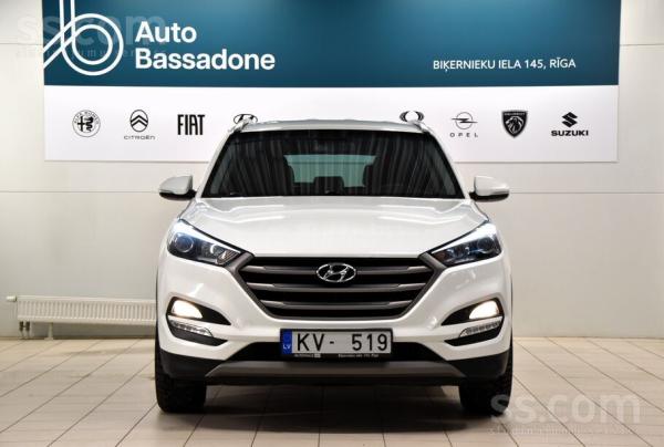 White Hyundai Tucson 2017 in Tallinn, with an engine capacity of 1.60 L and mileage of 153 thousand km for 12590 €, photo 2 on AUTOMOTO.COM.LV