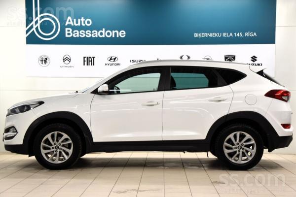 White Hyundai Tucson 2017 in Tallinn, with an engine capacity of 1.60 L and mileage of 153 thousand km for 12590 €, photo 4 on AUTOMOTO.COM.LV