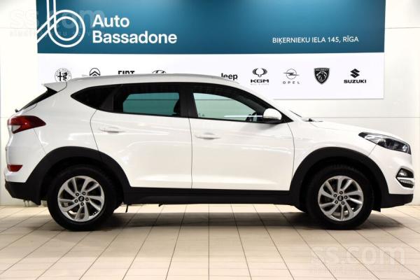 White Hyundai Tucson 2017 in Tallinn, with an engine capacity of 1.60 L and mileage of 153 thousand km for 12590 €, photo 5 on AUTOMOTO.COM.LV