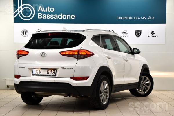 White Hyundai Tucson 2017 in Tallinn, with an engine capacity of 1.60 L and mileage of 153 thousand km for 12590 €, photo 6 on AUTOMOTO.COM.LV