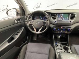 White Hyundai Tucson 2017 in Vilnius, with an engine capacity of 1.69 L and mileage of 185 thousand km for 11900 €, photo 16 on AUTOMOTO.COM.LV