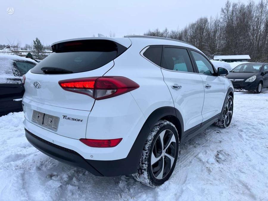 White Hyundai Tucson 2017 in Utena, with an engine capacity of 1.69 L and mileage of 287 thousand km for 10850 €, photo 3 on AUTOMOTO.COM.LV