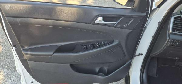 White Hyundai Tucson 2017 in Marijampole, with an engine capacity of 2.00 L and mileage of 212 thousand km for 12450 €, photo 9 on AUTOMOTO.COM.LV