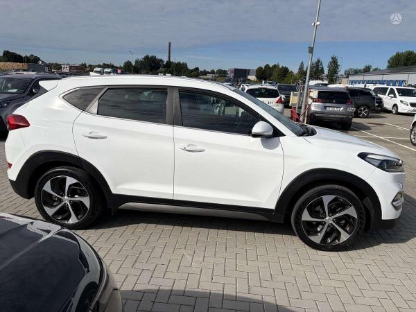 White Hyundai Tucson 2017 in Taurage, with an engine capacity of 1.69 L and mileage of 188 thousand km for 11900 €, photo 7 on AUTOMOTO.COM.LV