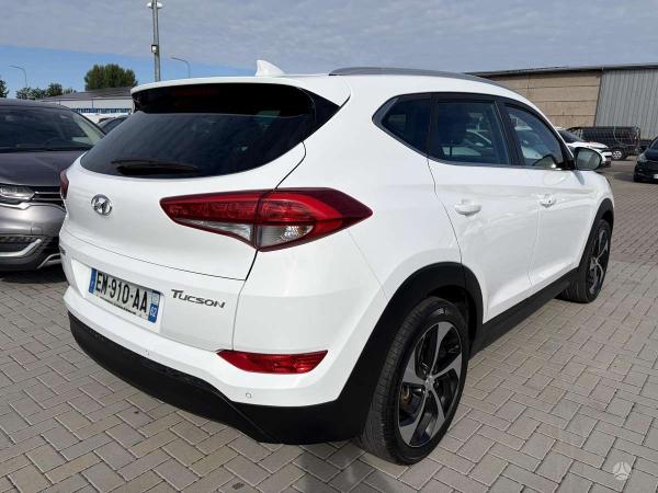 White Hyundai Tucson 2017 in Taurage, with an engine capacity of 1.69 L and mileage of 188 thousand km for 11900 €, photo 9 on AUTOMOTO.COM.LV