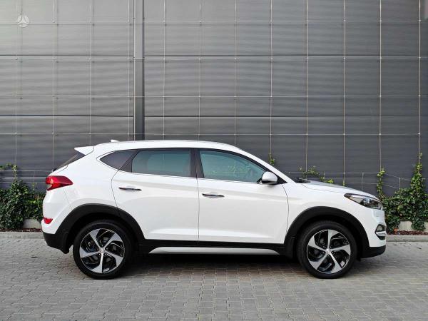 Hyundai Tucson 2017 in Klaipeda on AUTOMOTO.COM.LV White Hyundai Tucson 2017 in Klaipeda, with an engine capacity of 2.00 L and mileage of 194 thousand km for 12950 €, photo 5 on AUTOMOTO.COM.LV