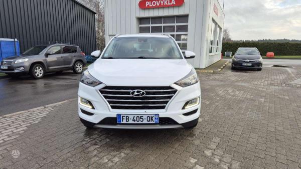 White Hyundai Tucson 2018 in Taurage, with an engine capacity of 1.60 L and mileage of 104 thousand km for 11990 €, photo 2 on AUTOMOTO.COM.LV