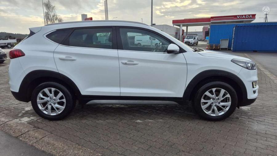 White Hyundai Tucson 2018 in Taurage, with an engine capacity of 1.60 L and mileage of 104 thousand km for 11990 €, photo 4 on AUTOMOTO.COM.LV
