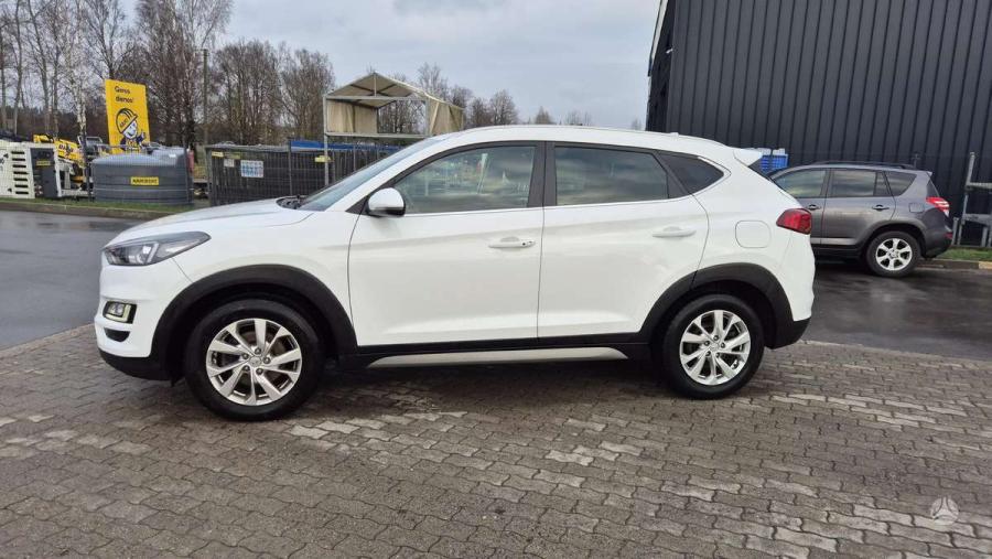 White Hyundai Tucson 2018 in Taurage, with an engine capacity of 1.60 L and mileage of 104 thousand km for 11990 €, photo 5 on AUTOMOTO.COM.LV