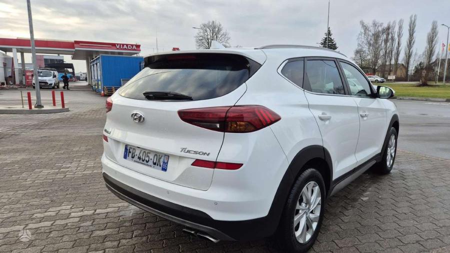 White Hyundai Tucson 2018 in Taurage, with an engine capacity of 1.60 L and mileage of 104 thousand km for 11990 €, photo 6 on AUTOMOTO.COM.LV