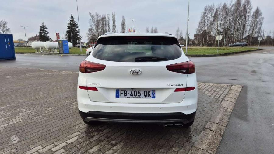 White Hyundai Tucson 2018 in Taurage, with an engine capacity of 1.60 L and mileage of 104 thousand km for 11990 €, photo 7 on AUTOMOTO.COM.LV