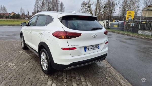 White Hyundai Tucson 2018 in Taurage, with an engine capacity of 1.60 L and mileage of 104 thousand km for 11990 €, photo 8 on AUTOMOTO.COM.LV