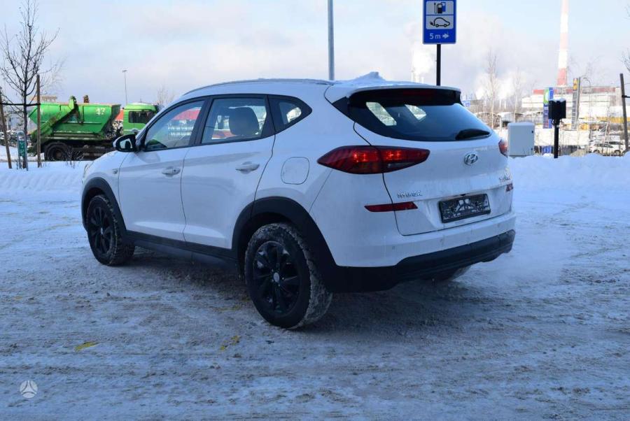 White Hyundai Tucson 2018 in Vilnius, with an engine capacity of 1.59 L and mileage of 116 thousand km for 14950 €, photo 5 on AUTOMOTO.COM.LV