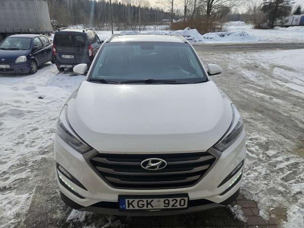 White Hyundai Tucson 2018 in Vilnius, with an engine capacity of 1.59 L and mileage of 153 thousand km for 12500 €, photo 3 on AUTOMOTO.COM.LV