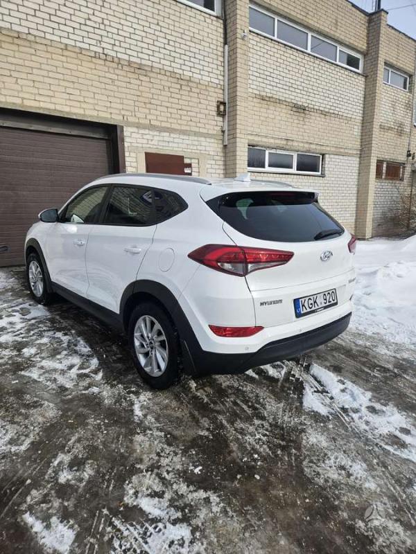 White Hyundai Tucson 2018 in Vilnius, with an engine capacity of 1.59 L and mileage of 153 thousand km for 12500 €, photo 5 on AUTOMOTO.COM.LV