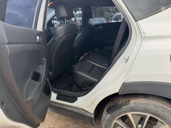 White Hyundai Tucson 2018 in Vilnius, with an engine capacity of 1.69 L and mileage of 230 thousand km for 8800 €, photo 9 on AUTOMOTO.COM.LV