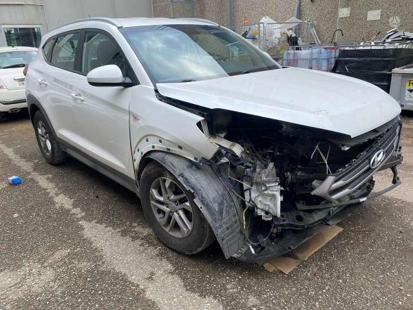 Balts Hyundai Tucson 2018 Panevēža, ar dzinēja tilpumu 1.69 L un nobraukumu 179 tūkst. km par 3900 €, foto 2 vietnē AUTOMOTO.COM.LV