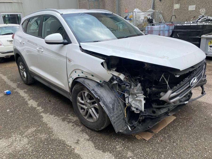 Balts Hyundai Tucson 2018 Panevēža, ar dzinēja tilpumu 1.69 L un nobraukumu 179 tūkst. km par 3900 €, foto 3 vietnē AUTOMOTO.COM.LV