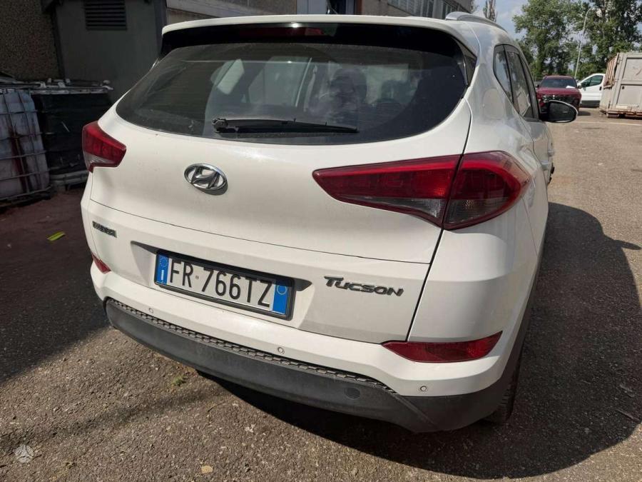 Balts Hyundai Tucson 2018 Panevēža, ar dzinēja tilpumu 1.69 L un nobraukumu 179 tūkst. km par 3900 €, foto 5 vietnē AUTOMOTO.COM.LV