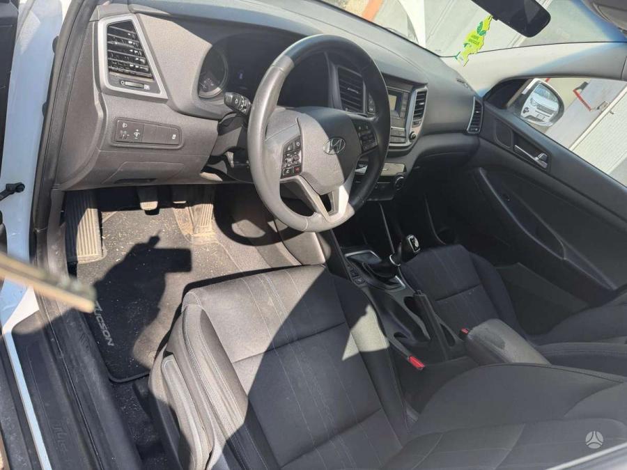 Balts Hyundai Tucson 2018 Panevēža, ar dzinēja tilpumu 1.69 L un nobraukumu 179 tūkst. km par 3900 €, foto 8 vietnē AUTOMOTO.COM.LV