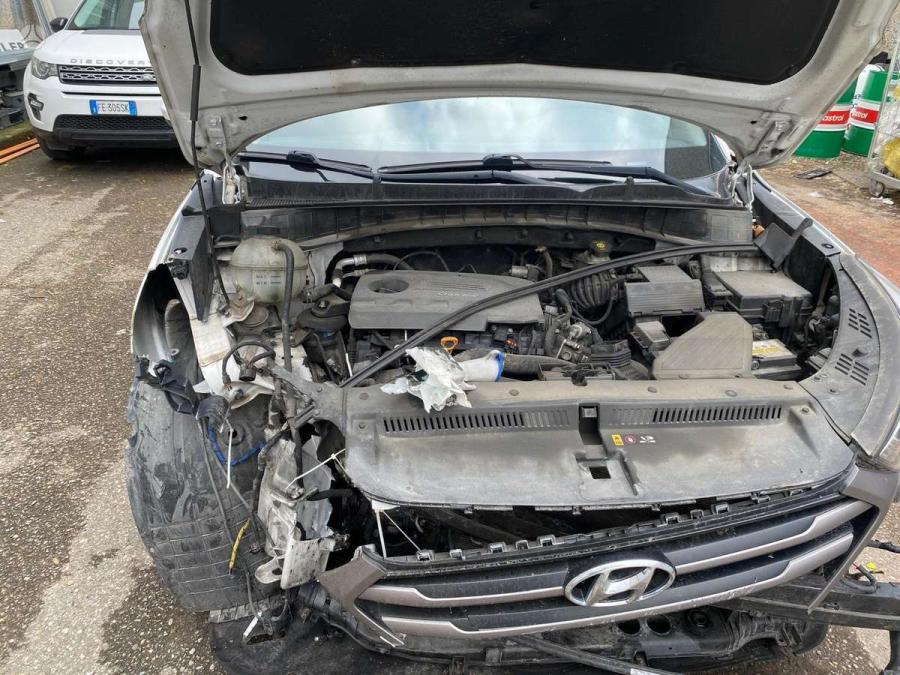 Balts Hyundai Tucson 2018 Panevēža, ar dzinēja tilpumu 1.69 L un nobraukumu 179 tūkst. km par 3900 €, foto 10 vietnē AUTOMOTO.COM.LV
